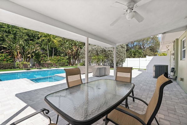 Charming 4-bedroom Beach Bungalow With Idyllic Pool & Backyard - Jupiter, FL