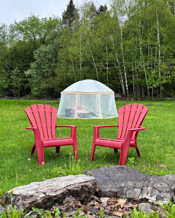 Cozy Crimson Cabin | Chalet W/ Glamping In The Backyard And Retro Theme Kitchen! - Hawkesbury