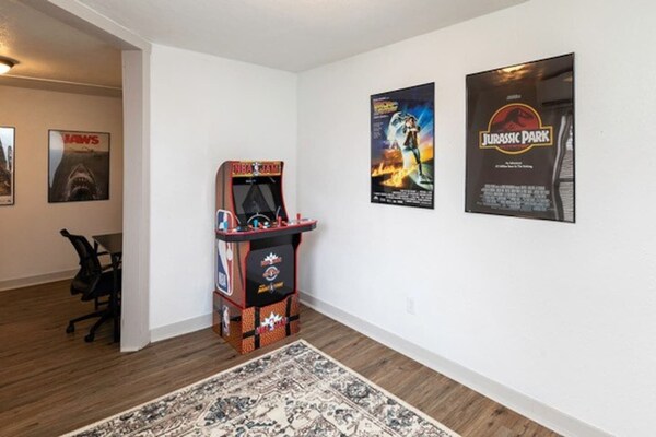 Spacious 9br Home~ideal For Groups~near Downtown - Des Moines, IA
