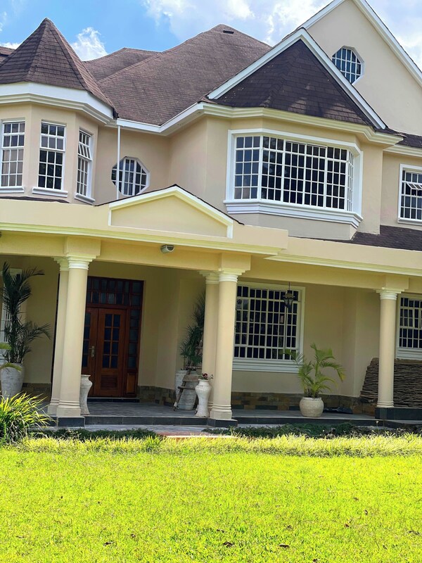 Luxury Villa With Private Pool And In-room Jacuzzis  Perfect Getaway - Nairobi