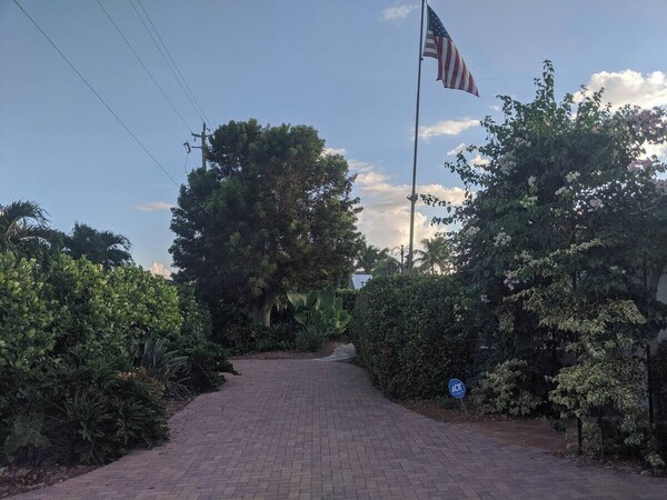 Huge Pool, 10-minute Walk To The Beach, Luxurious Bath - Marco Island, FL