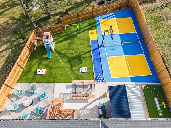 Kansas Escape With Movie Room, Hot Tub, Mini Golf, Pickleball, Game Room & More! - Overland Park, KS