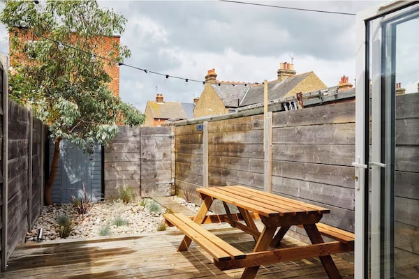 Beautiful 4 Bedroom Cottage Near The Beach In Whitstable - 휫츠테이블
