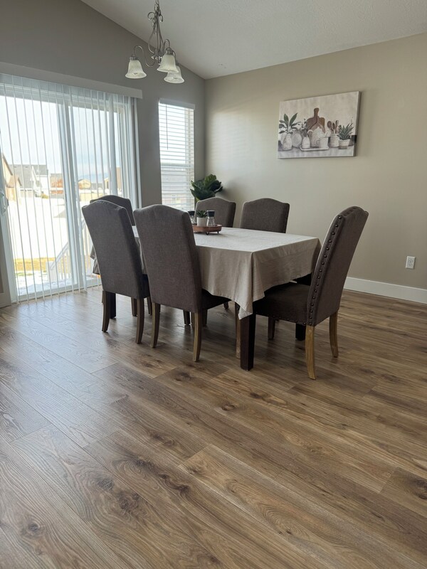 Main Floor\ncozy Spacious 3-bedroom 2-bath Home In \Nwest Valley City - Great Salt Lake State Park, Magna