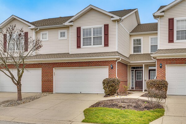 Close To Main Street: Townhome In Zionsville - Carmel, IN