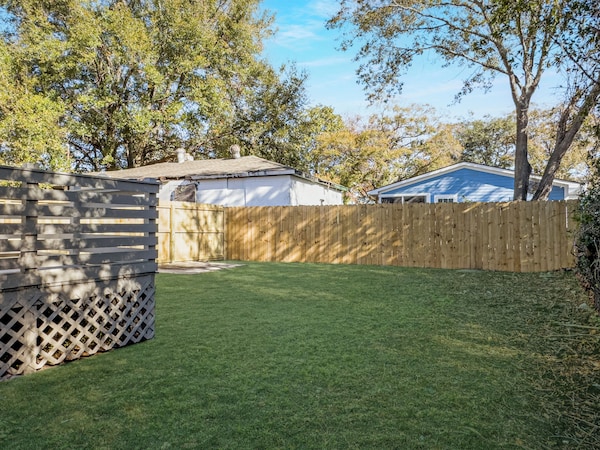 The Riley Adorable Getaway 15 Minutes To Downtown Charleston With Fenced Yard - Charleston, SC