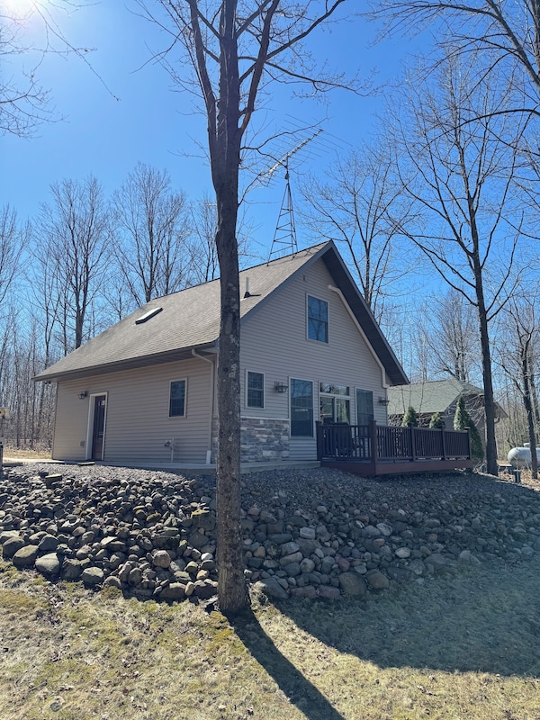 Woodlawn Lakeside Retreat - 2 Br Waterfront Cabin - Cornell, WI