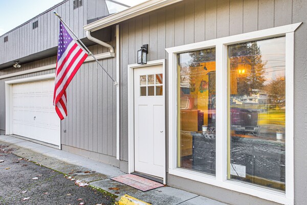 Electric Fireplace: Central Coeur D'alene Studio! - Coeur d'Alene, ID