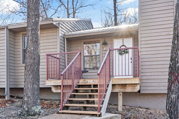 Dog Friendly Bungalow-pickleball-cmty Outdoor Pool-mini Golf-free Tickets-resort Lake Access - Coney Island, MO