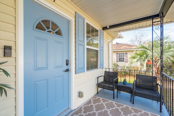 Salty Breeze Bungalow: Located Near Beaches, Downtown, Coliseum, Riverfront Park - Charleston, SC