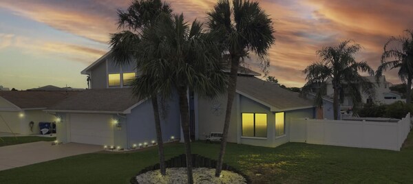 Charming Ocean Front 3-bedroom And 4 Bath  With Wifi And Ac In Hernando Beach - Weeki Wachee, FL