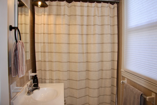 Wooster Gem - Walk To Pizza & Yale! - Free Parking And Laundry - Wallingford, CT