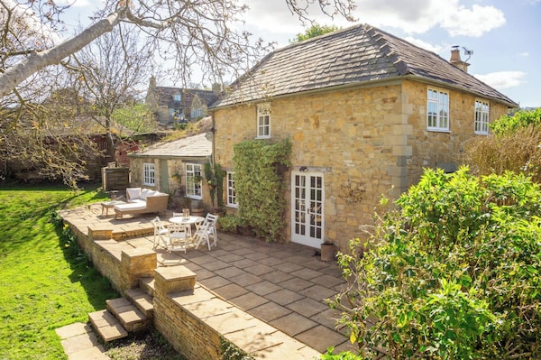 Milk Jug Cottage - Hot Tub Packages Available - Evesham