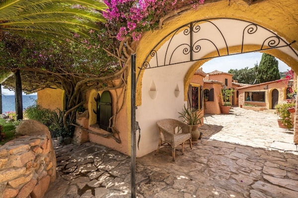 Villa A Torre Delle Stelle Con 10 Camere Da Letto E 23 Posti Letto - Solanas