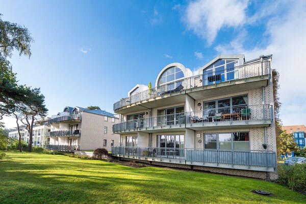 Großzügige Ferienwohnung Mit Balkon Und Meerblick, Direkte Strandlage - Putgarten