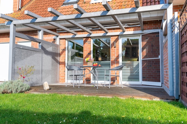 Verträumte Ferienwohnung Mit Südterrasse, Wenige Minuten Zum Wasser - Wiek