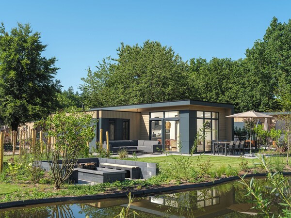 Stylish 6-person Home With Three Bedrooms, A Modern Kitchen, Air Conditioning, A Cozy Outdoor Space With A Luxury Pergola, Private Hot Tub, And A Lounge Area With An Outdoor Fireplace. Enjoy Comfort And Nature In The Veluwe. - Deventer