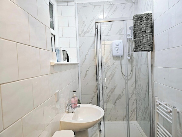 Modern & Cosy 1 Bedroom Flat - Bridgend
