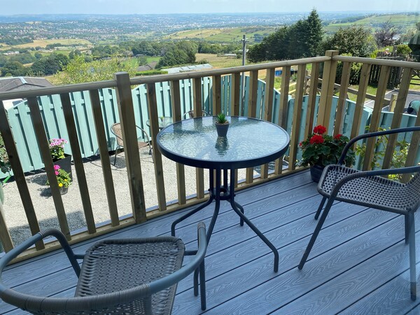 Stunning Views. Countryside Walks Or Cycle Trails. Nearby Pubs And Music Venues - Haworth