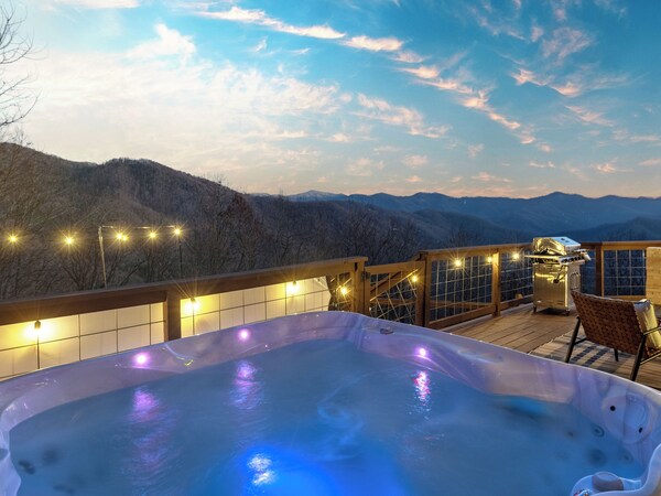 Wengen Chalet - Outdoor Theater, Views, Sauna, Cold Plunge, Hot Tub, Firepit - Bryson City, NC