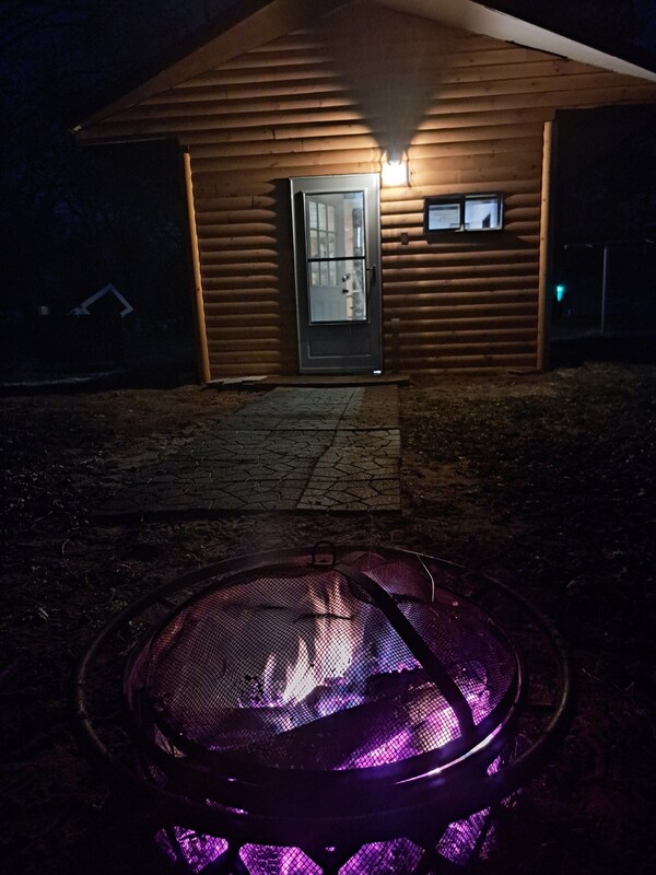 Beautiful Rustic Cabin For Two! - Gary, IN