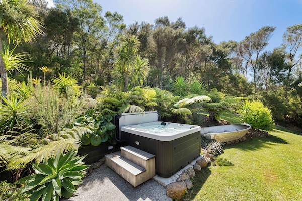 Spacious Paihia Dark Sky Retreat With Spa Pool And Fireplace - 
