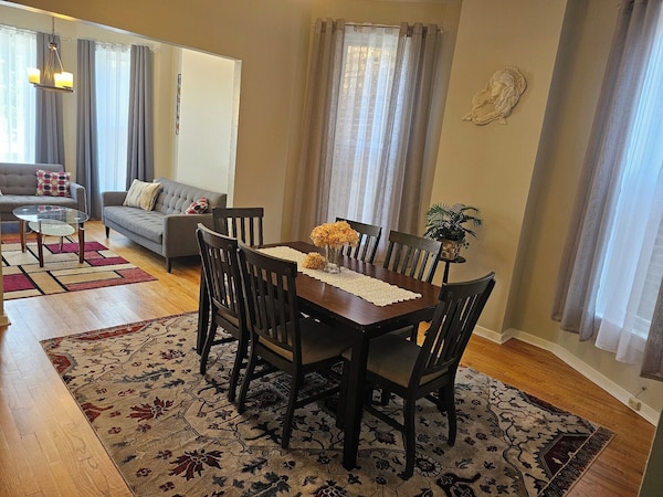 Chic 3-bedroom Apartment With Wifi, Ac In Welcoming Chicago - Beverly - Chicago