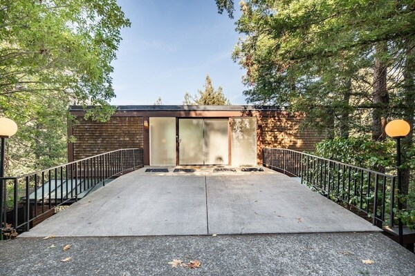 Lux Modern Redwoods Treehouse Refuge - San Rafael, CA