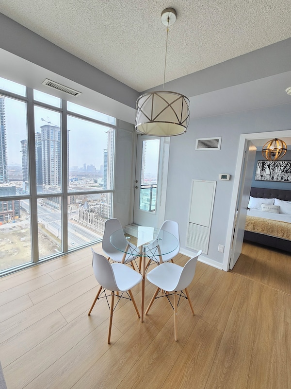 Beautiful Condo With Spectacular Views + 1 Parking In Mississauga Downtown - Toronto