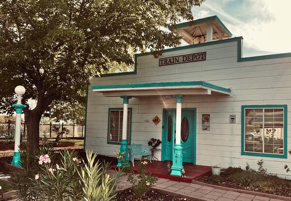 Train Depot Themed House! Located In Our Beautiful Private, Theme Ranch, Kingman - Kingman, AZ