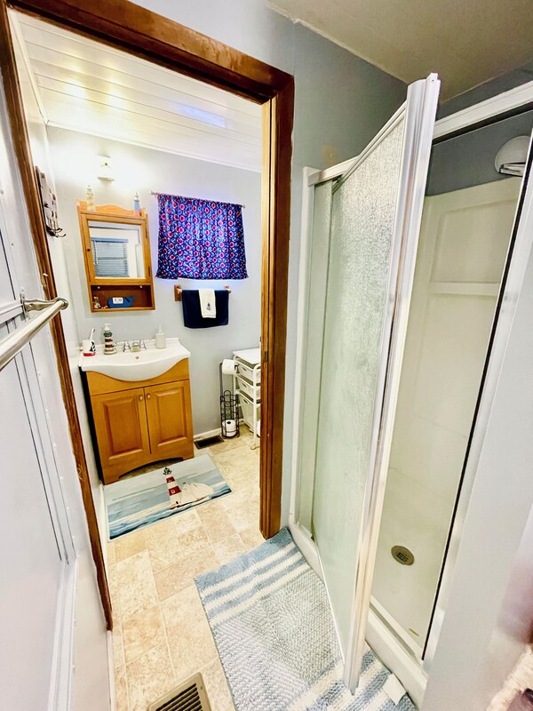 Charming 2/2 Waterfront Farm Home With Tons Of Tv Stations, Wifi, Dock, & More - Spring Hill, FL