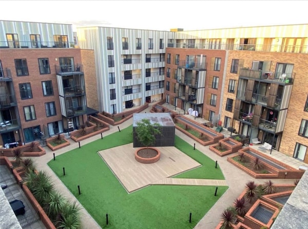 Modern & Relaxing 2 Bed Flat With Balcony, Easy London Access - Romford