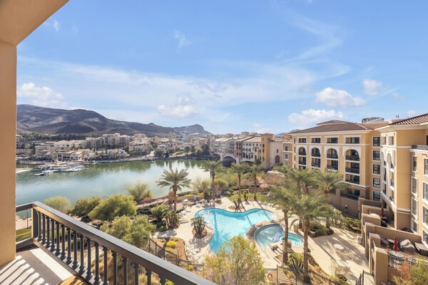 Lakefront Bliss  Stunning Views & Peaceful Vibes - Henderson, NV