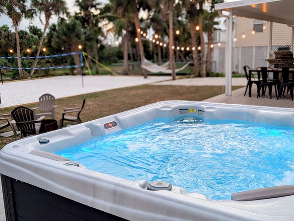 Hot Tub, Beach V-ball Court & Spacious Home, 10 Min To Fort Myers Beach. - Florida