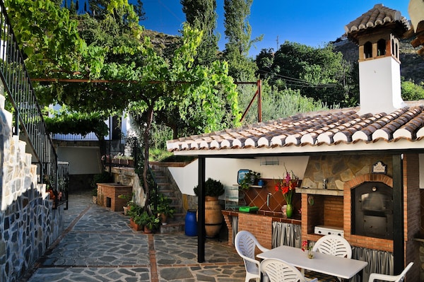 Casa Rural 'Roque' Con Vistas A La Montaña, Wi-fi Y Aire Acondicionado - La Zubia