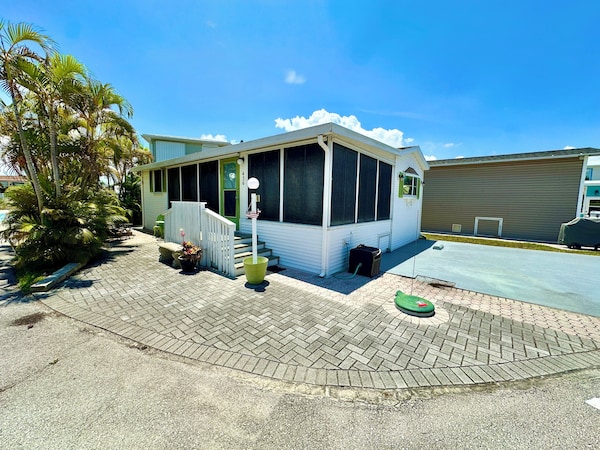 Enjoy This 2 Bedroom 2 Full Bath Tropical Treasure! - Jensen Beach, FL