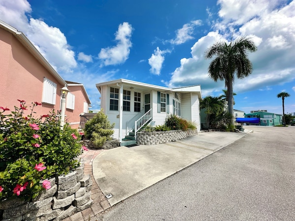 Beautiful 2 Bedroom 2 Full Bath Beach Home! - Jensen Beach, FL