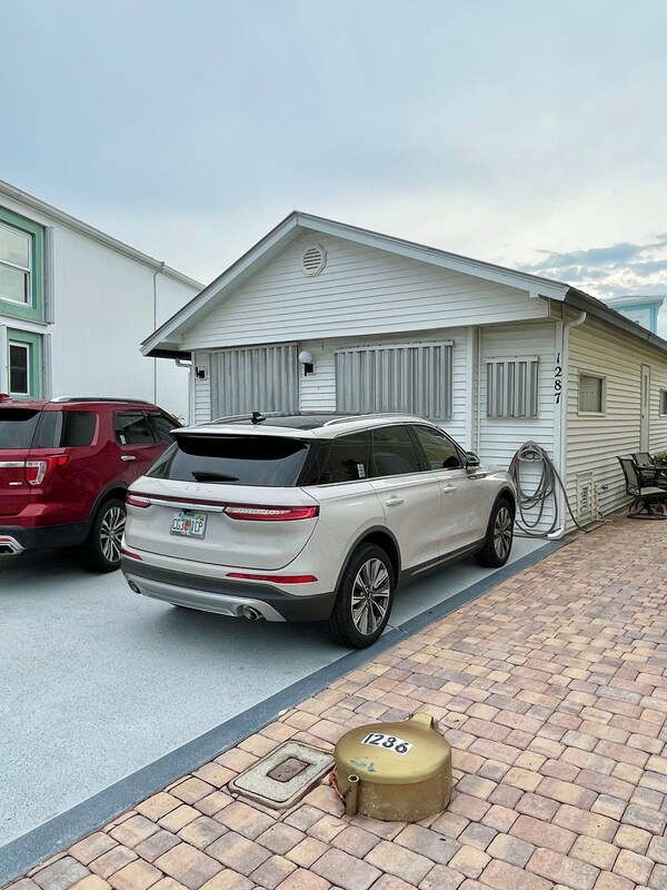 Adorable 1 Bedroom 1 Bath Beach Bungalow. - Caribe