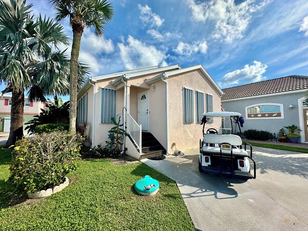 Adorable 2 Bed 1 Full Bath Beach Bungalow Is Sure To Please! - Florida