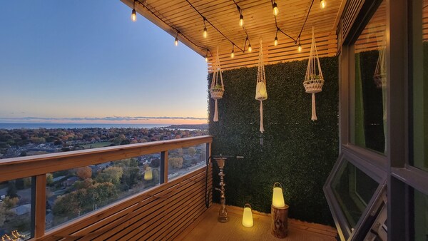Luxurious High-floor Lake View Condo W/private Balcony & Office - Pickering