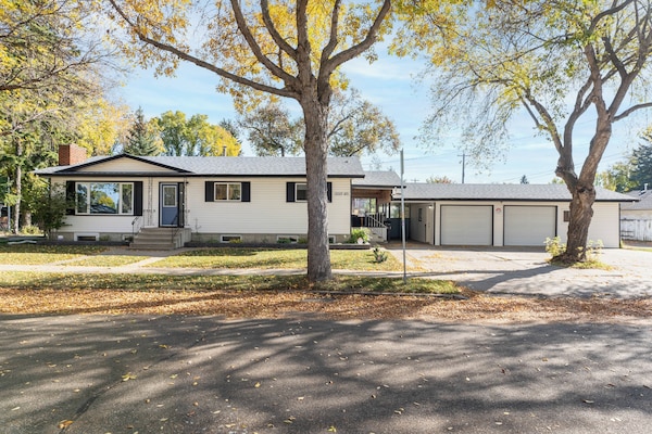 5 Bedrooms | Sleeps 12 | 2 Suites | Free Parking | Pet Friendly - Edmonton, Canada