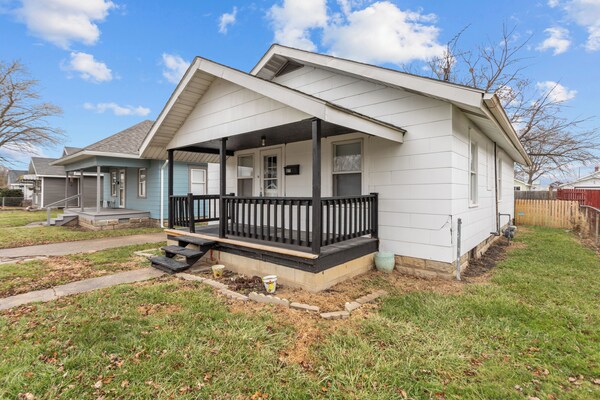 Charming, Cozy 3 Bed Bungalow - Kokomo, IN