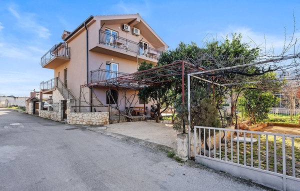 Gorgeous Apartment In Grebastica - Primošten