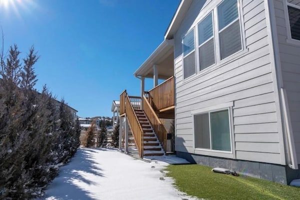 Upgraded Cozy, Spacious Family Friendly Home - Castle Rock, CO