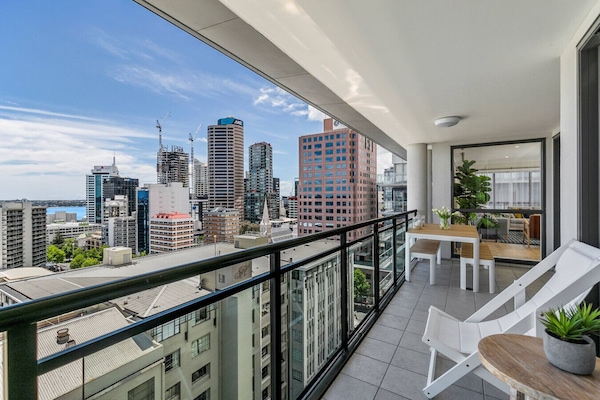 Heritage Penthouse With Rooftop Pool & Balcony - Auckland