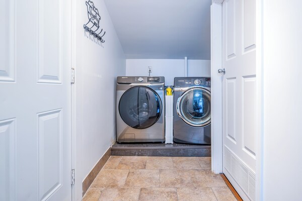 Grant Park Getaway: Entire 3-br Home +Flex Room - The University of Winnipeg