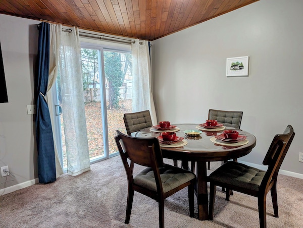 Charming 3-bedroom House With Garage In Family Neighborhood. - Syracuse, NY