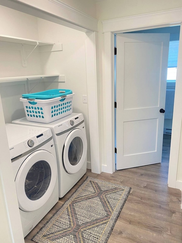 Fresh 2024 Full Renovation Inviting Up To 8 Guests. - Kennebunk, ME
