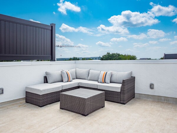Pristine Mid Cen Mod Home I Game Room I Hot Tub On Terrace With City Views - Dublin, OH