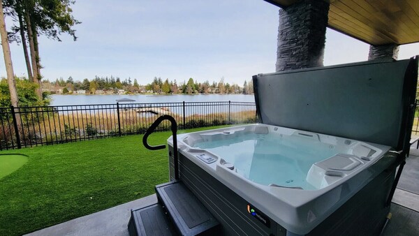4br 4ba Modern Lakefront Lodge - Seattle, WA